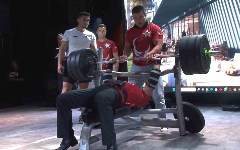 80 yaşındaki İngiliz eski asker 150 kilo kaldırarak şov yaptı